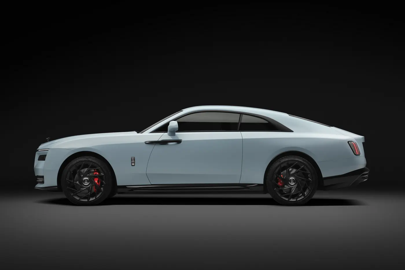 Rolls-Royce модернизировала электрическое купе Spectre